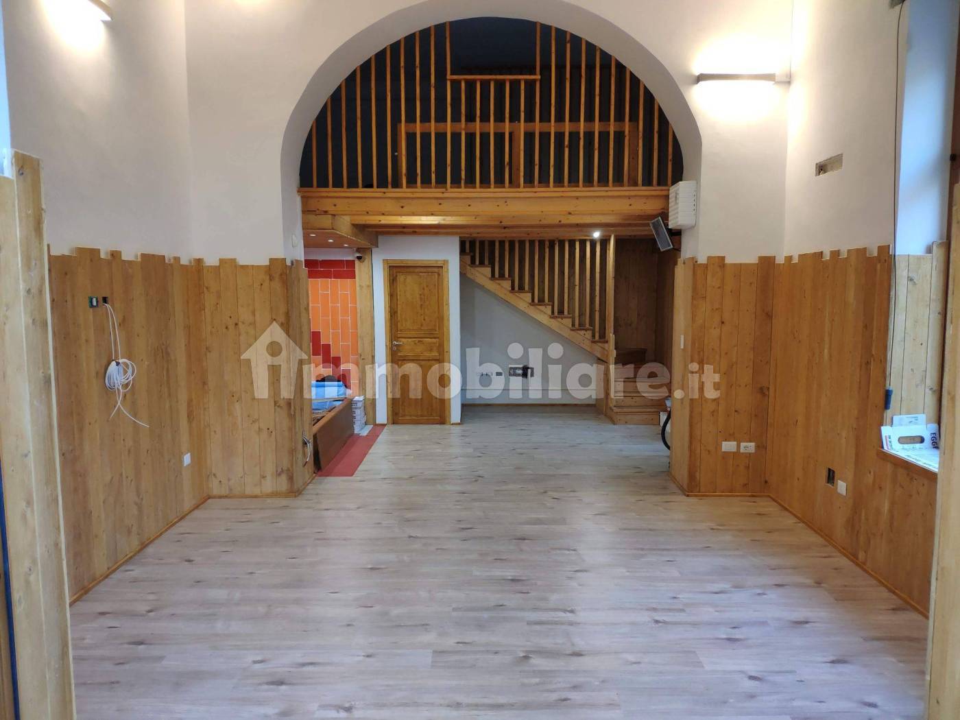 Locale commerciale con laboratorio in Vendita