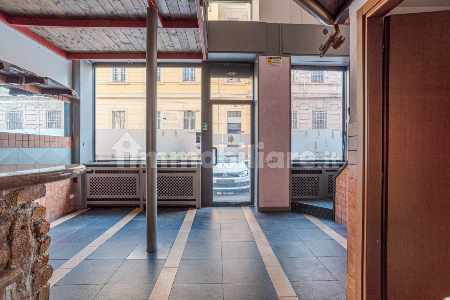 Locale commerciale in Vendita