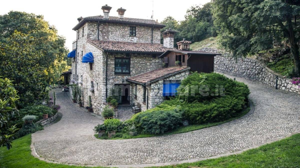 Locale commerciale in Vendita