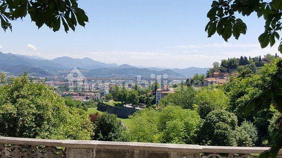 Locale commerciale in Vendita