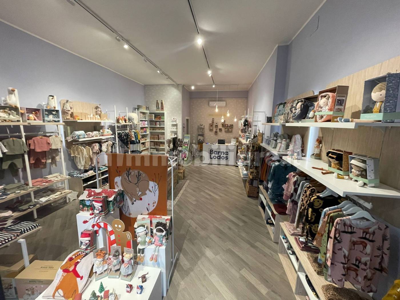 Negozio di abbigliamento in Vendita