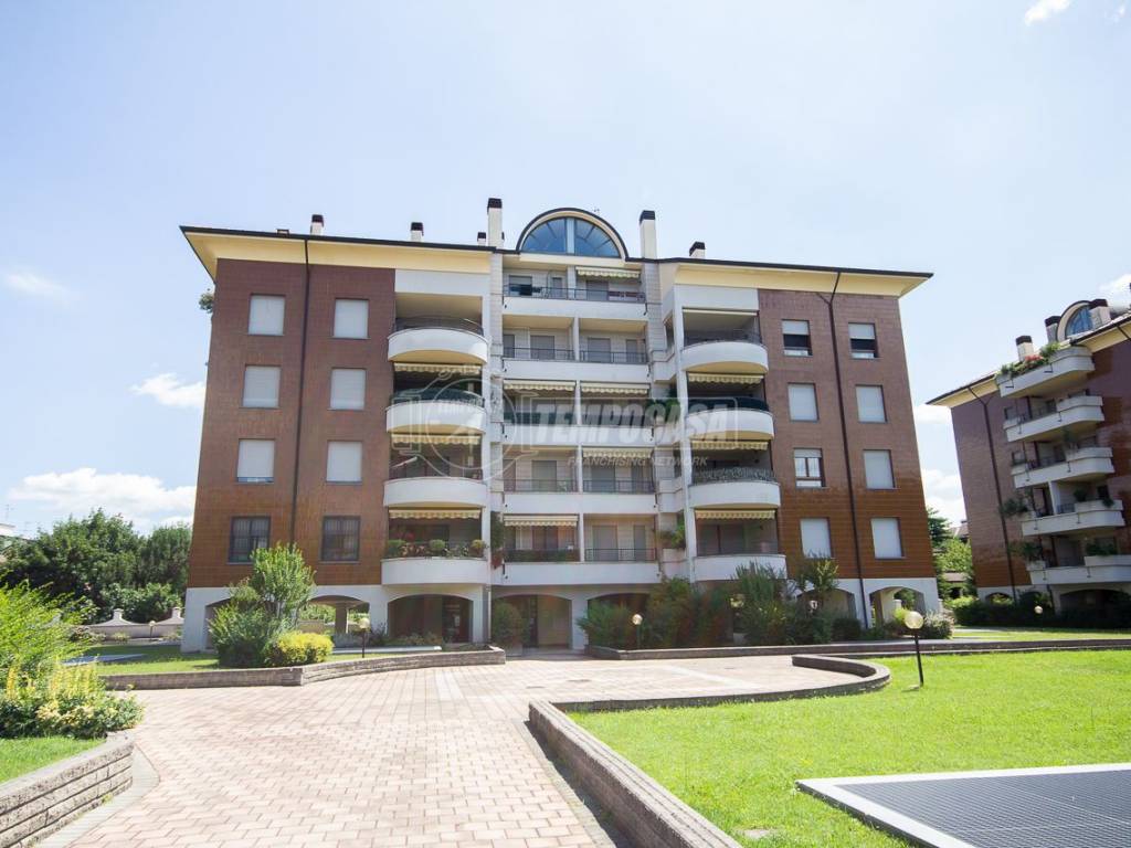 Vendita Appartamento Agrate Brianza. Trilocale in via MADRE.... Buono ...