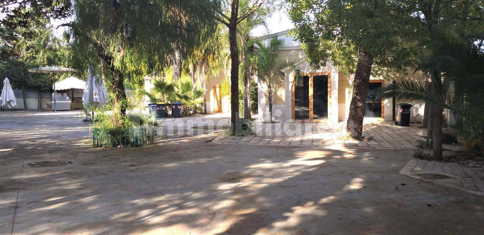 Locale commerciale in Vendita