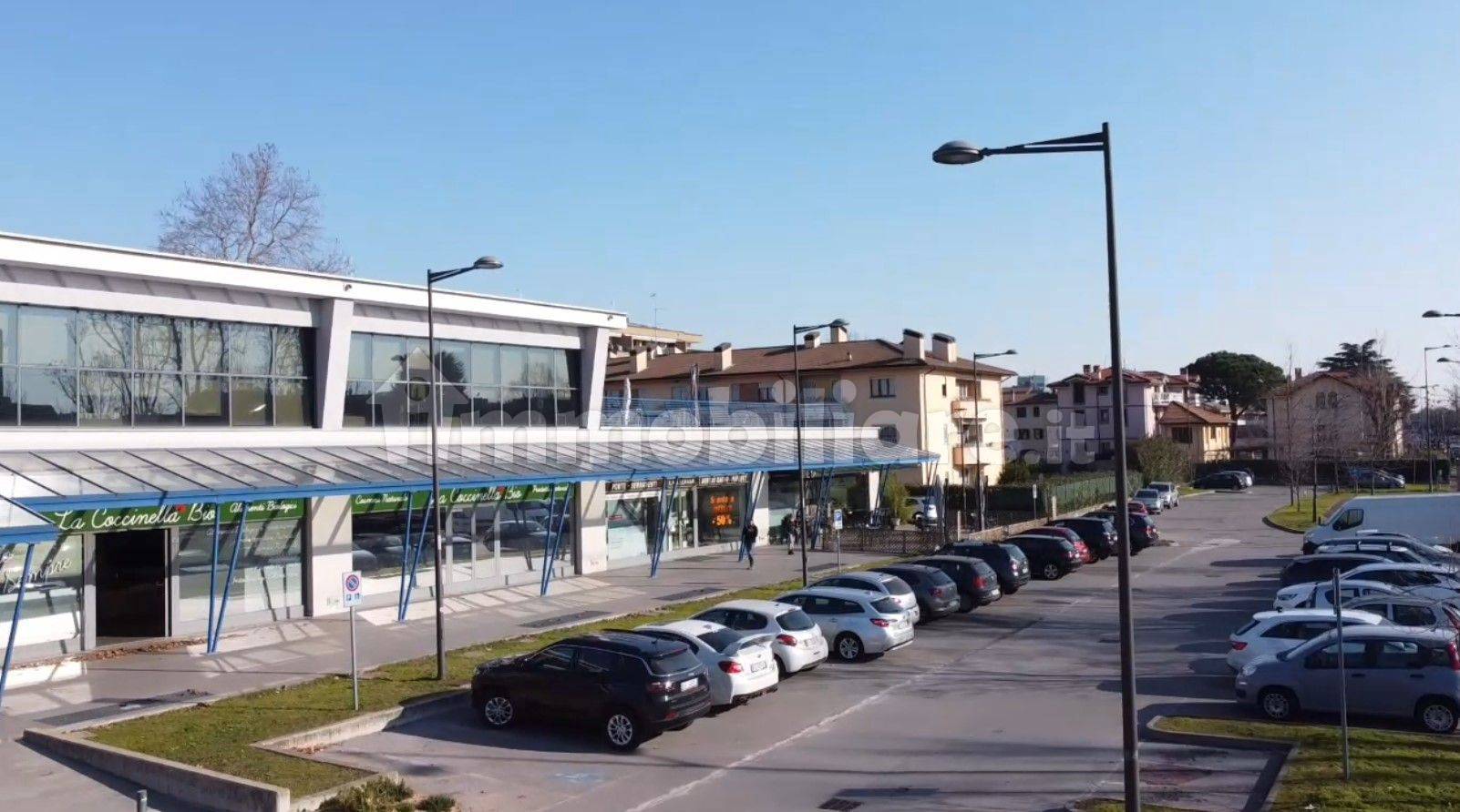 Locale commerciale in Vendita