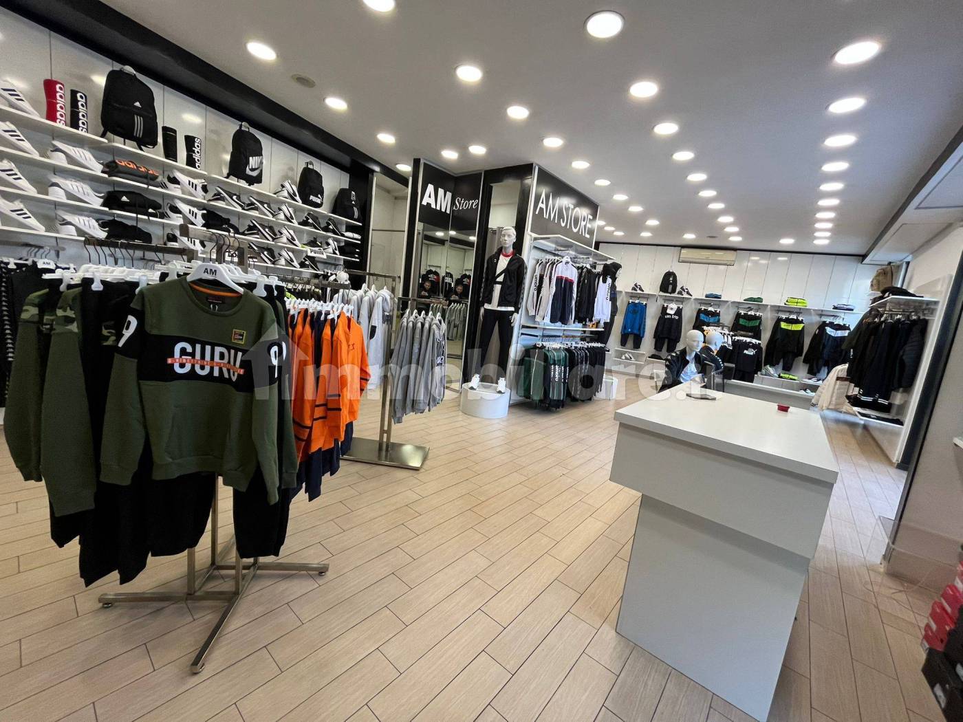 Negozio di abbigliamento in Vendita