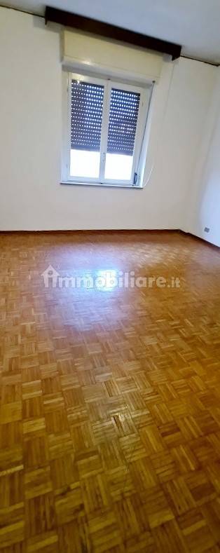 Trilocale da ristrutturare, secondo piano, Lodi