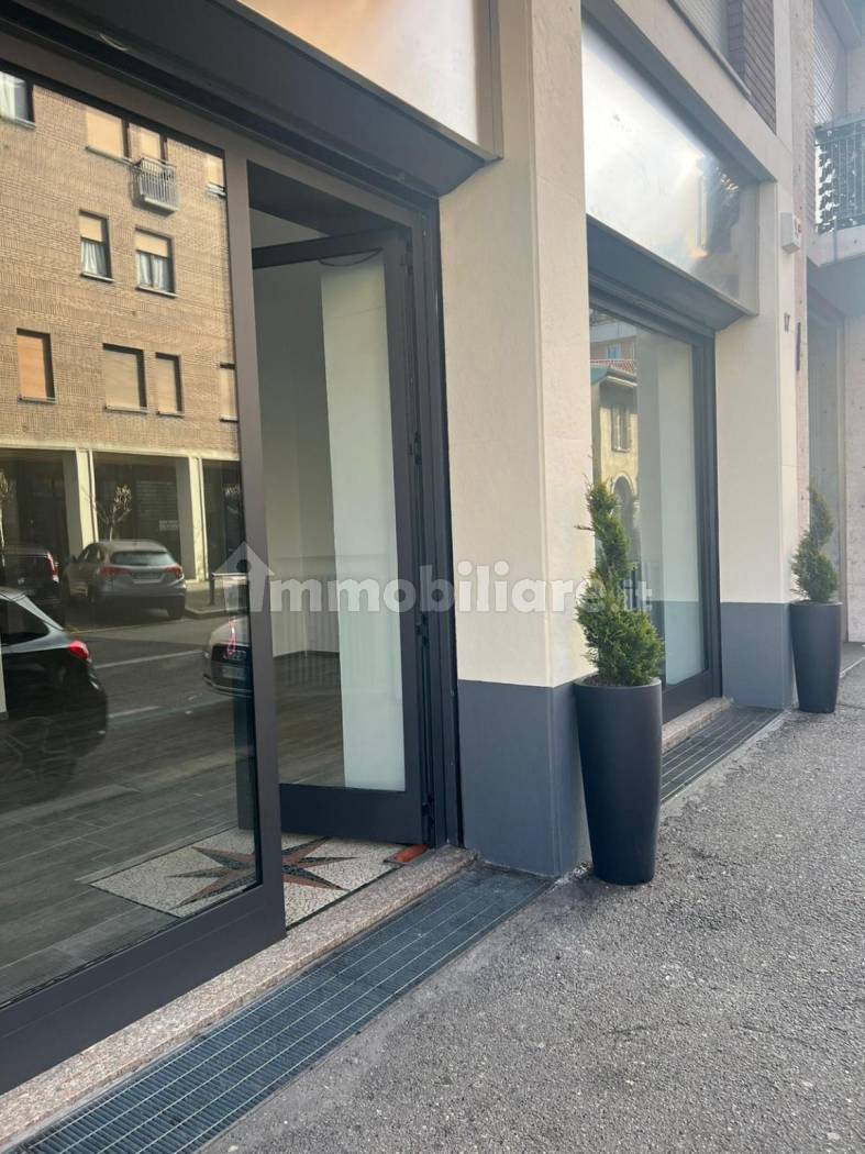 Locale commerciale in Vendita