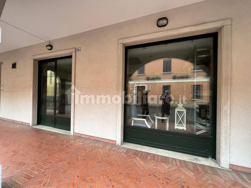 Locale commerciale con laboratorio in Vendita