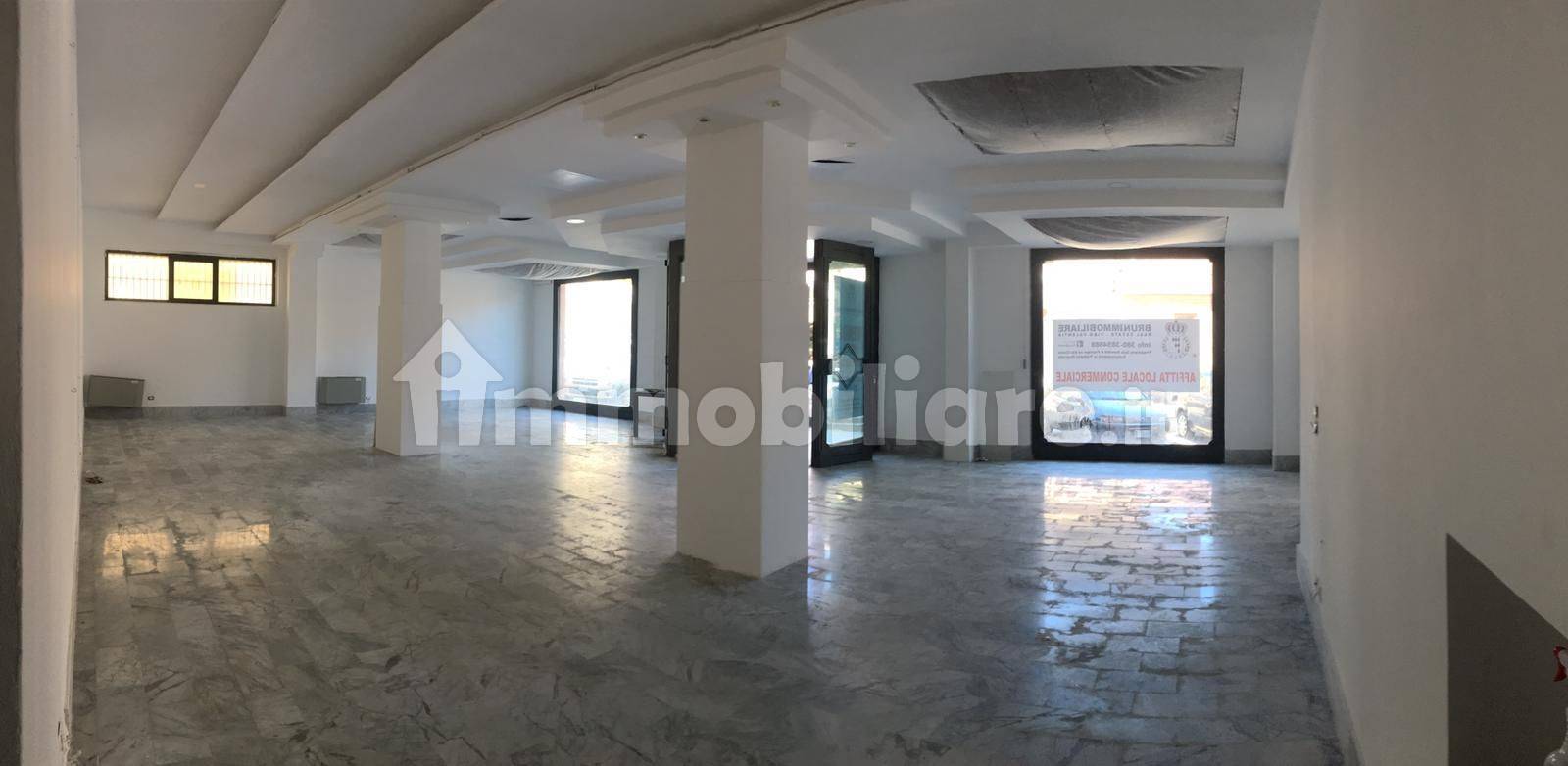 Locale commerciale in Vendita