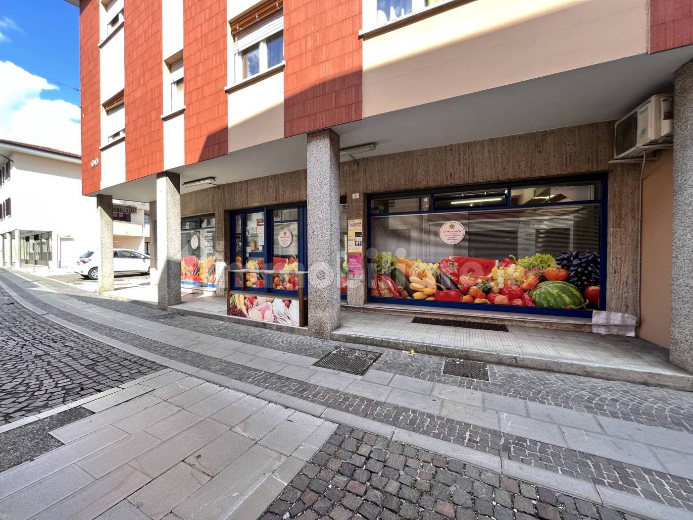 Locale commerciale in Vendita