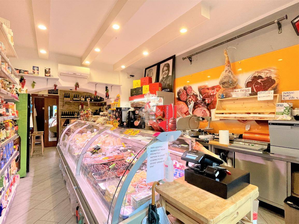 Locale commerciale in Vendita