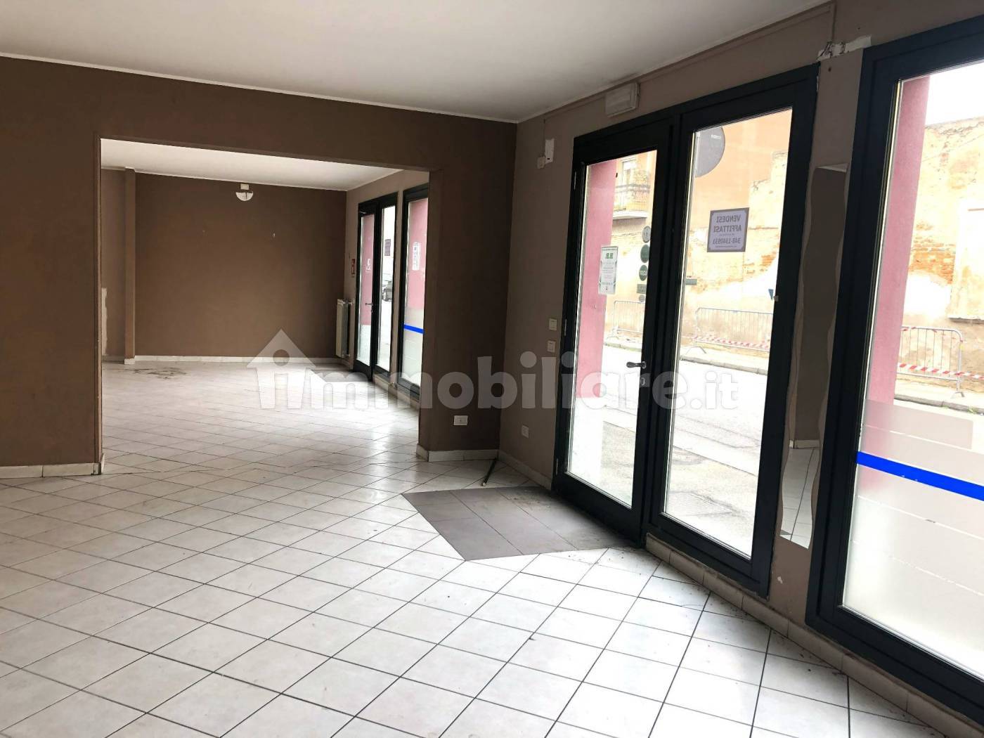 Locale commerciale in Vendita