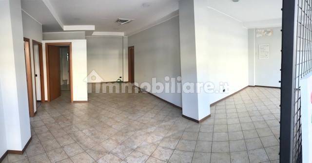 Locale commerciale in Vendita