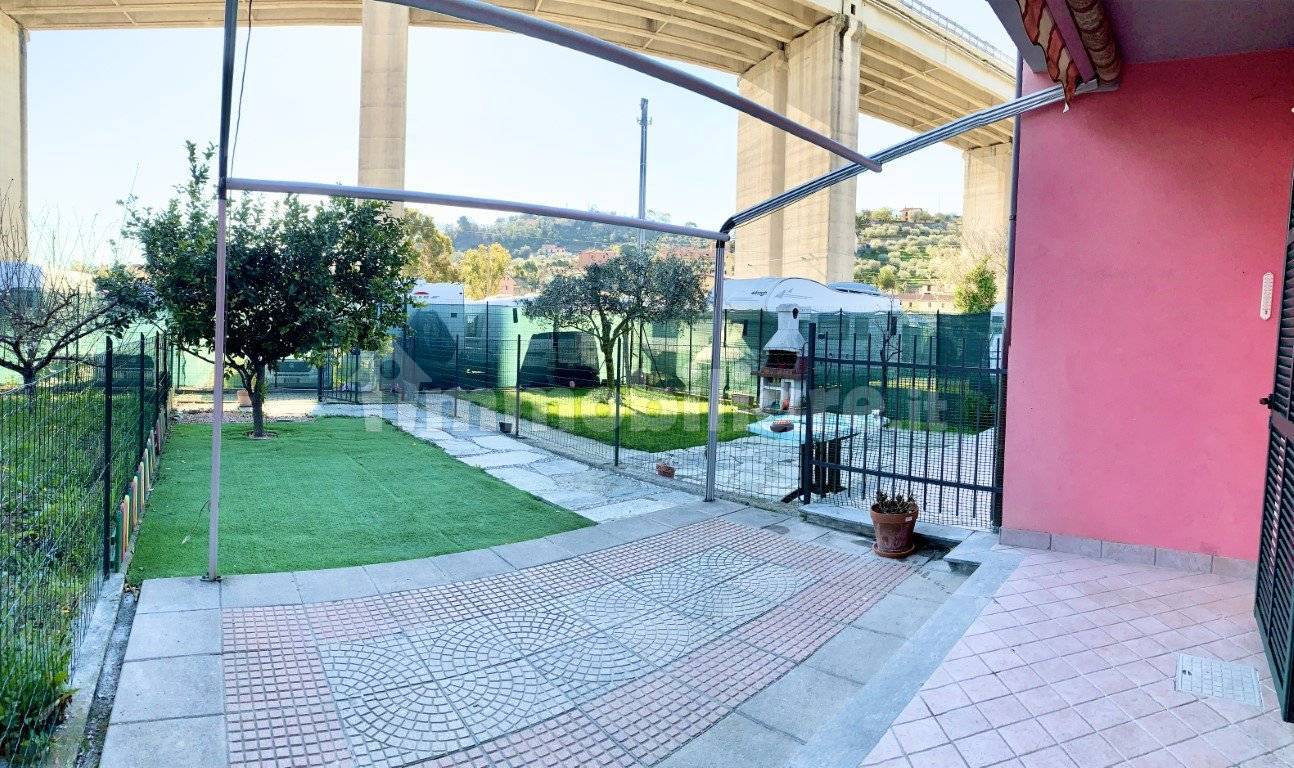 Trilocale via Giuseppe Airenti 39, Porto Maurizio, Imperia