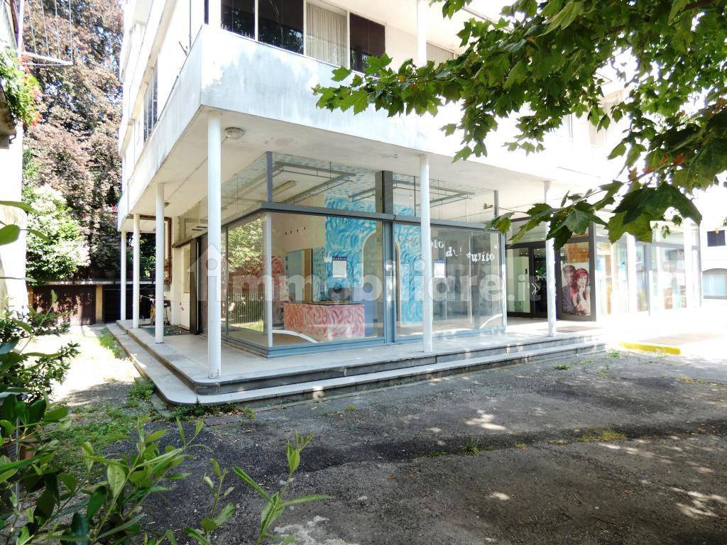 Locale commerciale in Vendita
