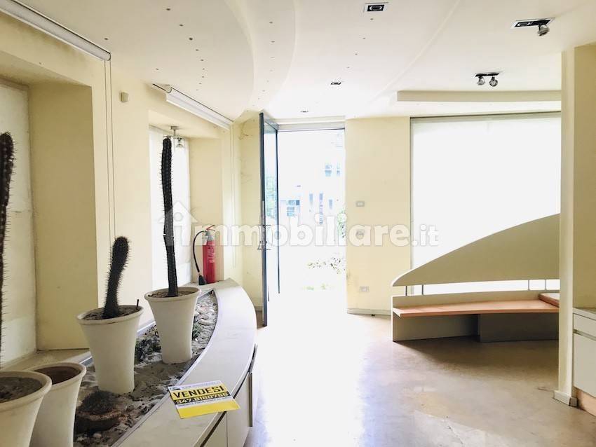 Locale commerciale in Vendita