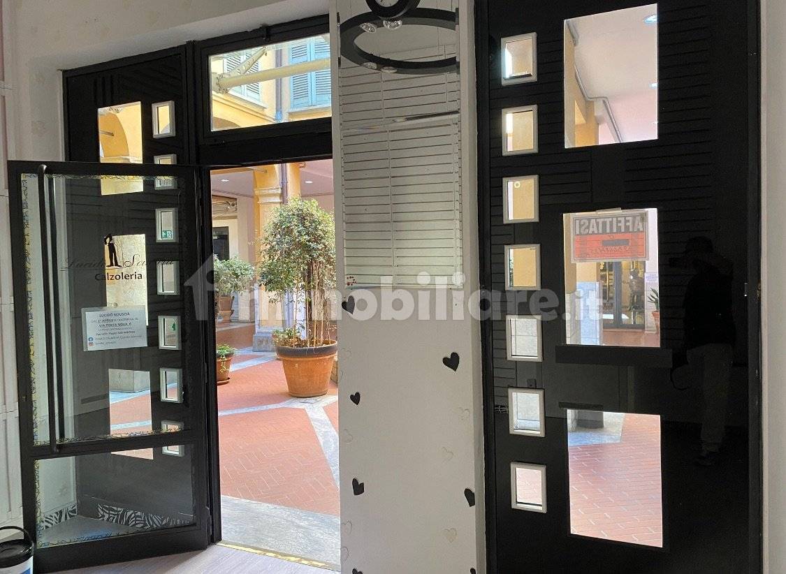 Locale commerciale in Vendita