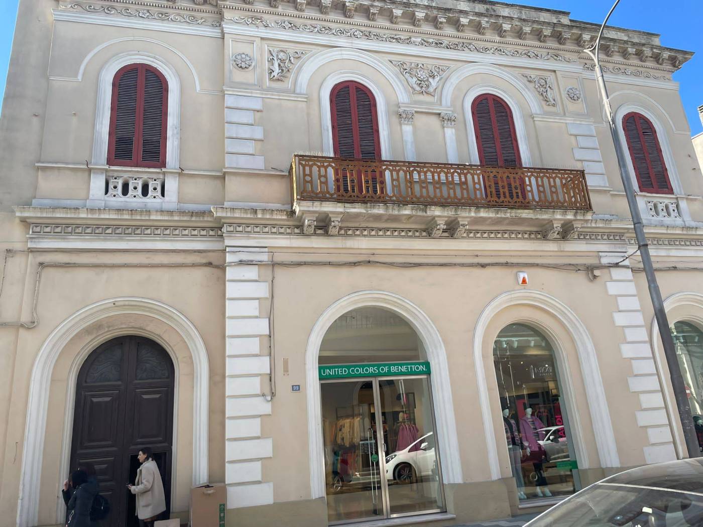 Negozio di abbigliamento in Vendita