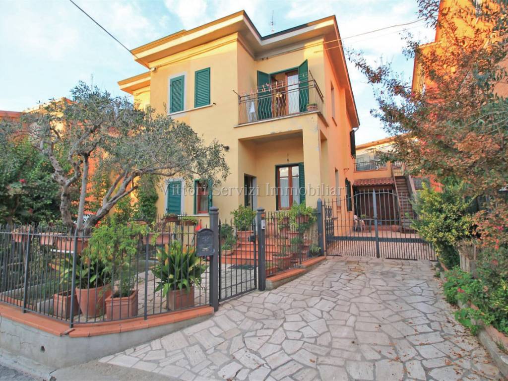Vendita Villa bifamiliare in via Firenze Sinalunga. Ottimo stato, posto ...