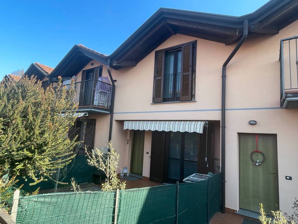 Vendita Villa a schiera in via San Martino Besozzo. Ottimo stato, posto ...