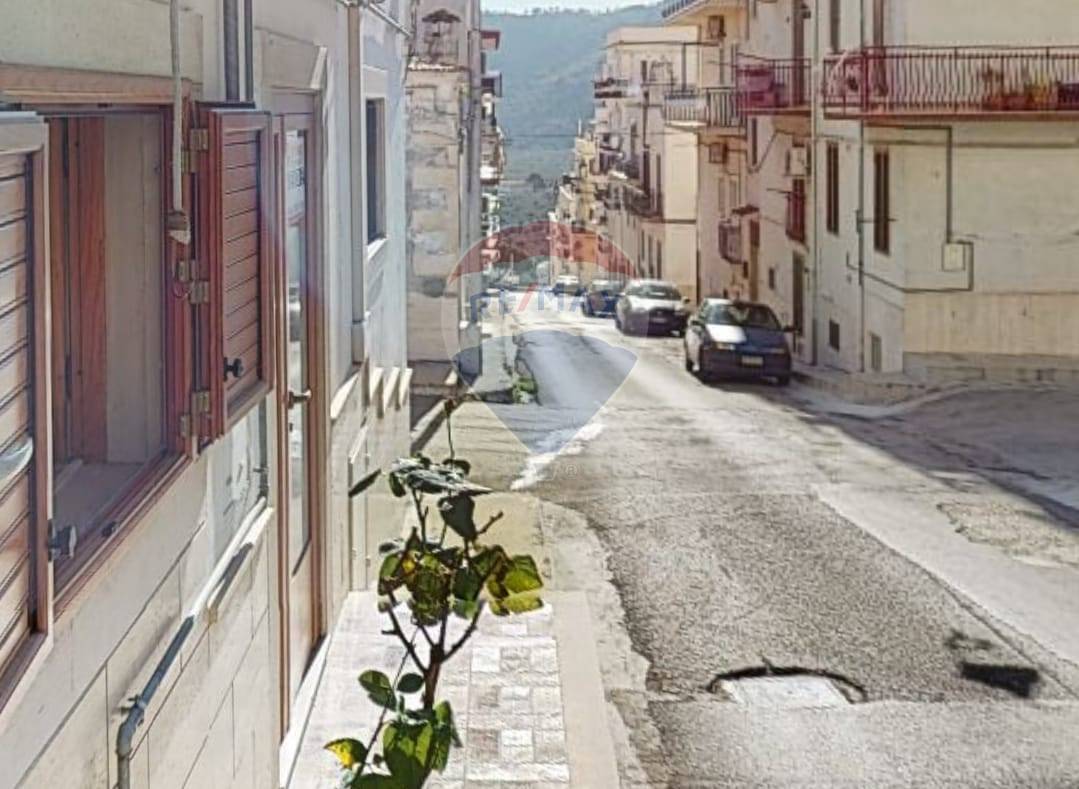 Bilocale buono stato, piano terra, Mattinata