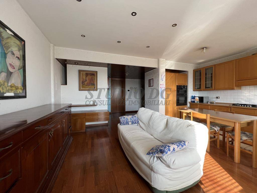 Trilocale via Bainsizza, Centro, Limbiate