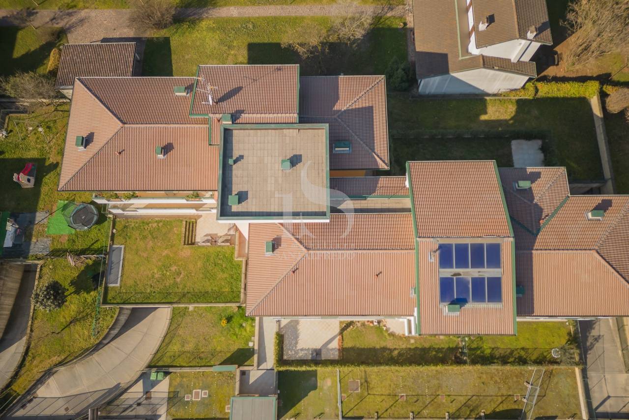 Trilocale via Silvio Pellico, 6, Centro, Agrate Brianza