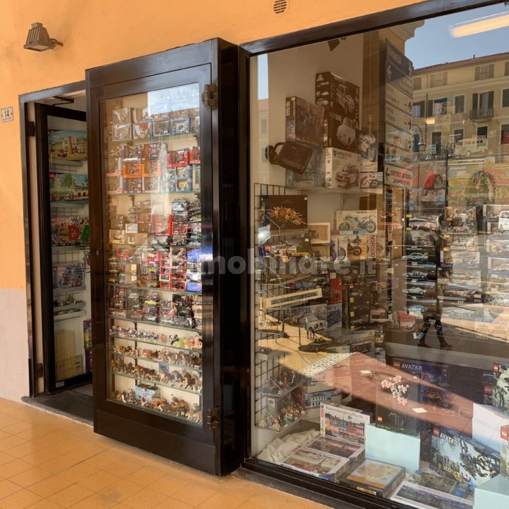 Negozio di giocattoli - Videogames in Vendita