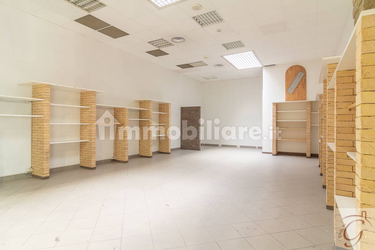 Locale commerciale in Vendita