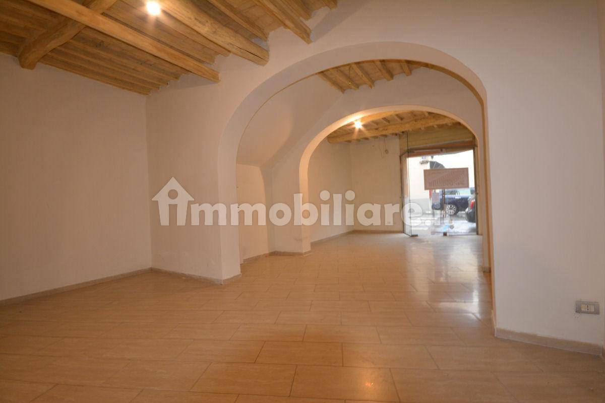 Locale commerciale in Vendita