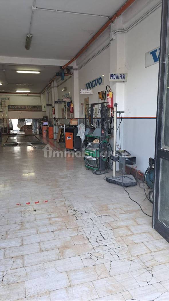 Locale commerciale in Vendita