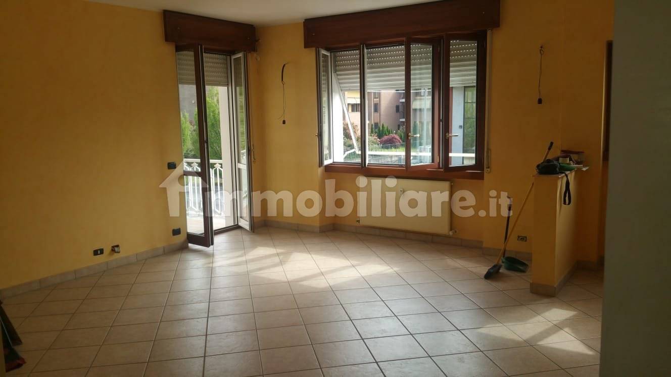 Trilocale via Roma, Centro, Merone