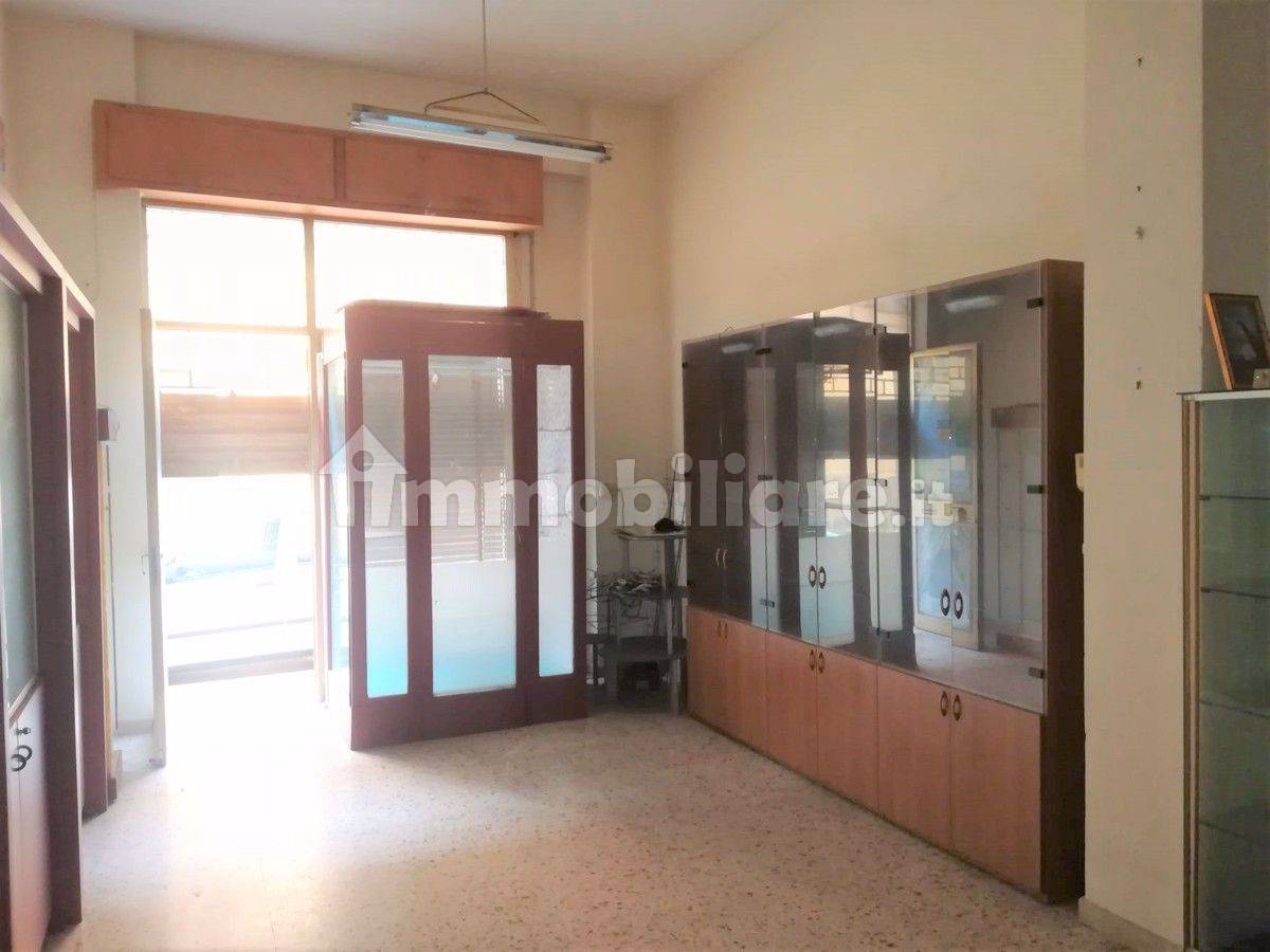 Locale commerciale in Vendita