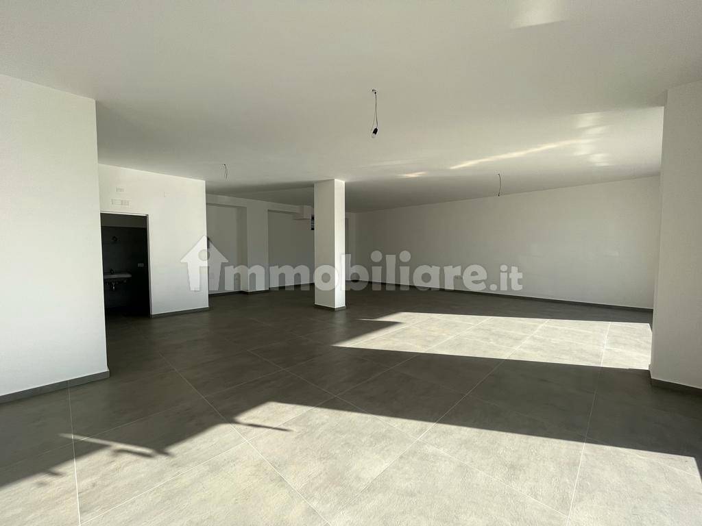 Locale commerciale in Vendita