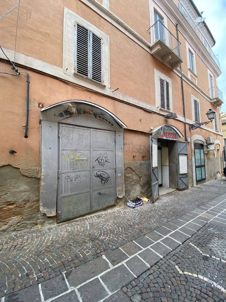 Locale commerciale in Vendita