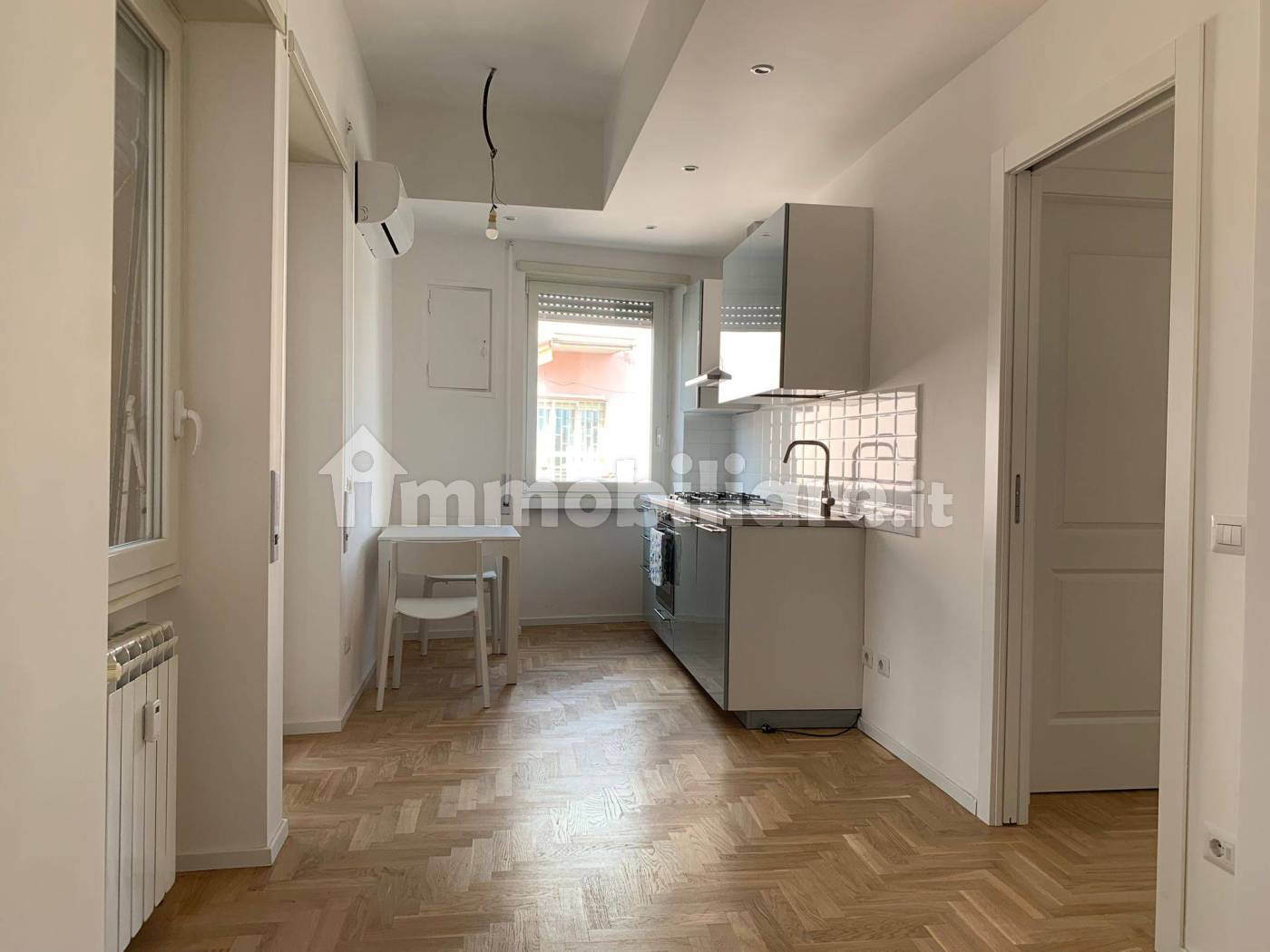 Trilocale via Apuania, Bologna, Roma