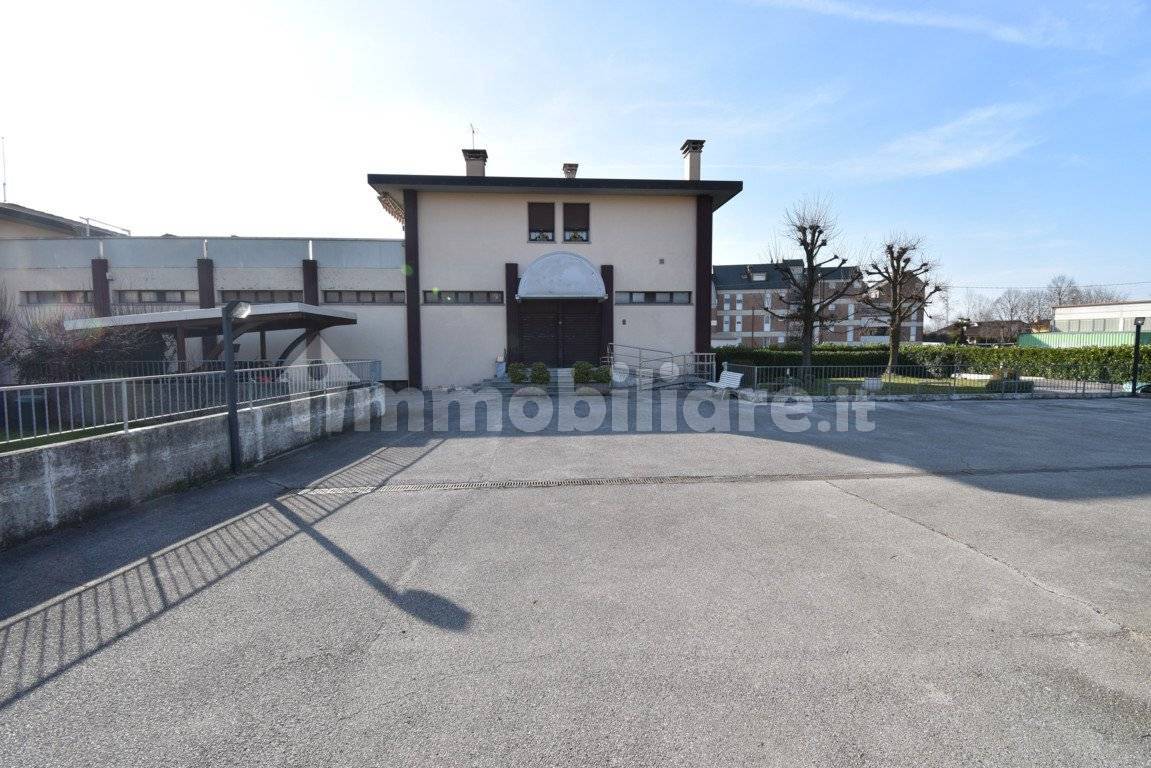 Locale commerciale in Vendita