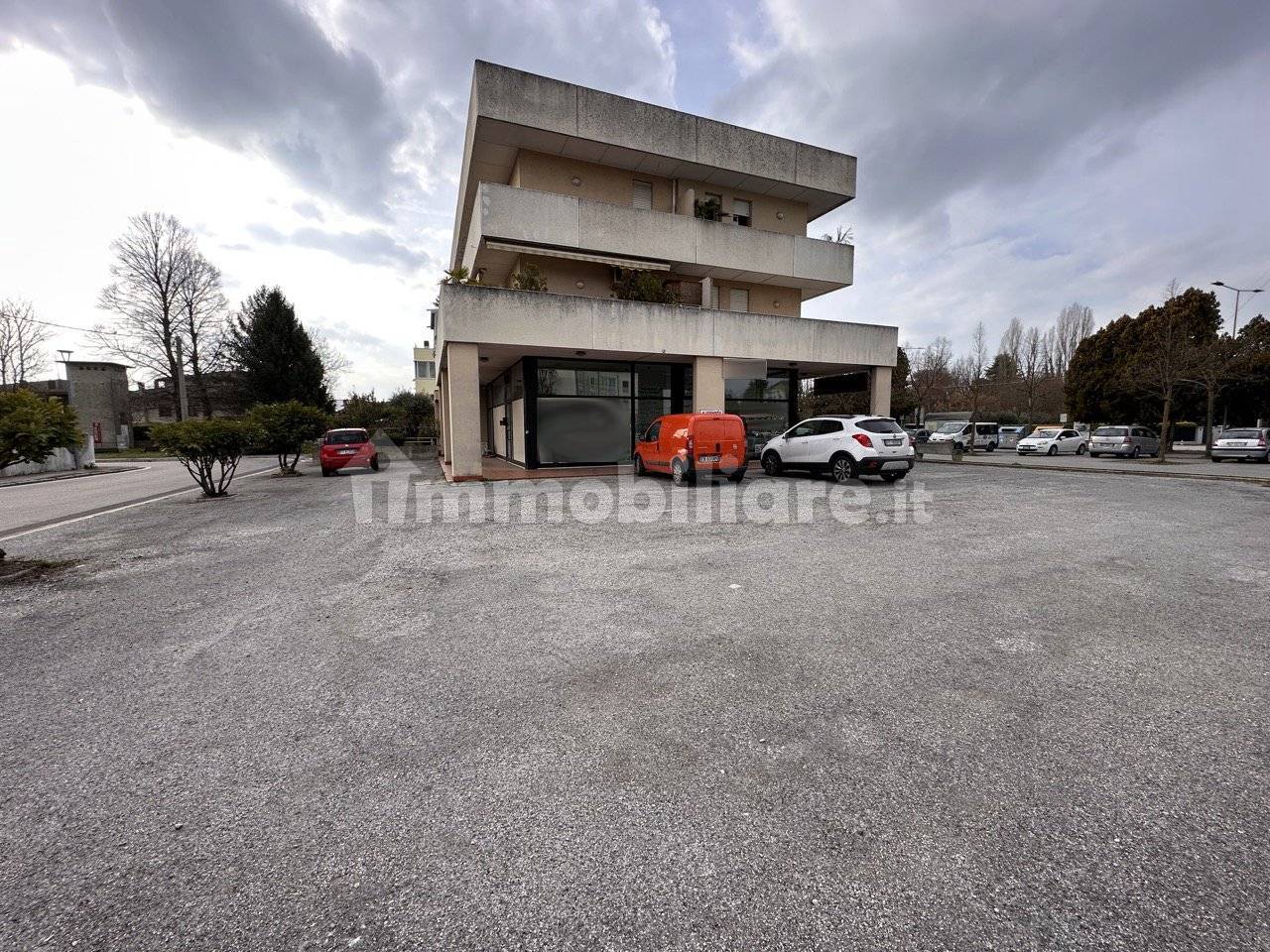 Locale commerciale in Vendita