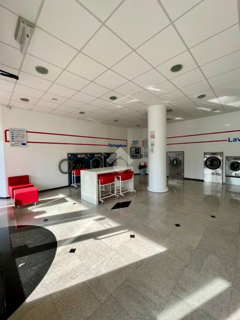 Locale commerciale in Vendita