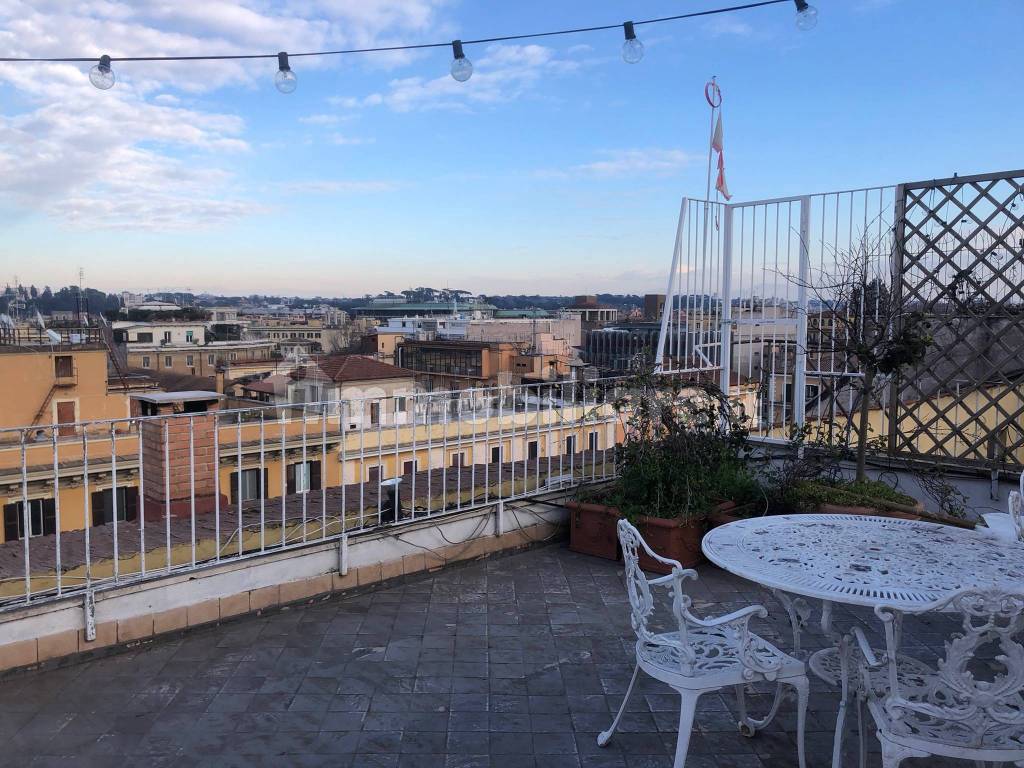 Affitto Attico in via Monte Santo 68 Roma. Con terrazza, rif. 101702657