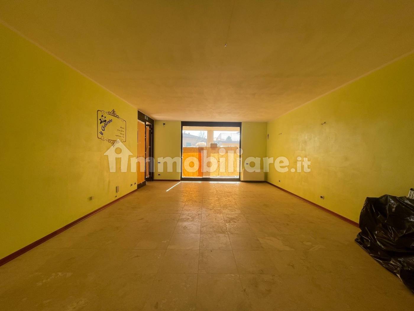 Locale commerciale in Vendita