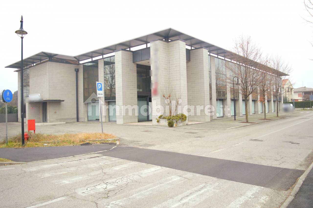 Locale commerciale in Vendita