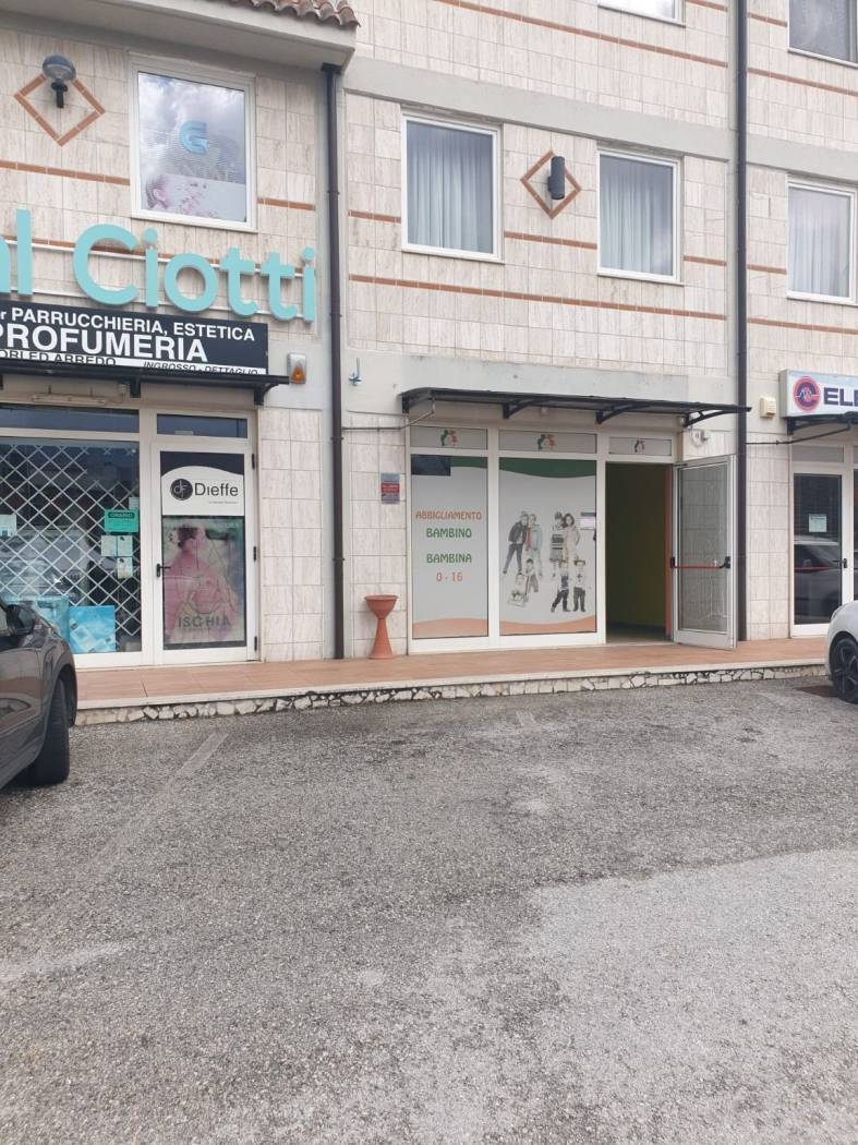 Locale commerciale in Vendita