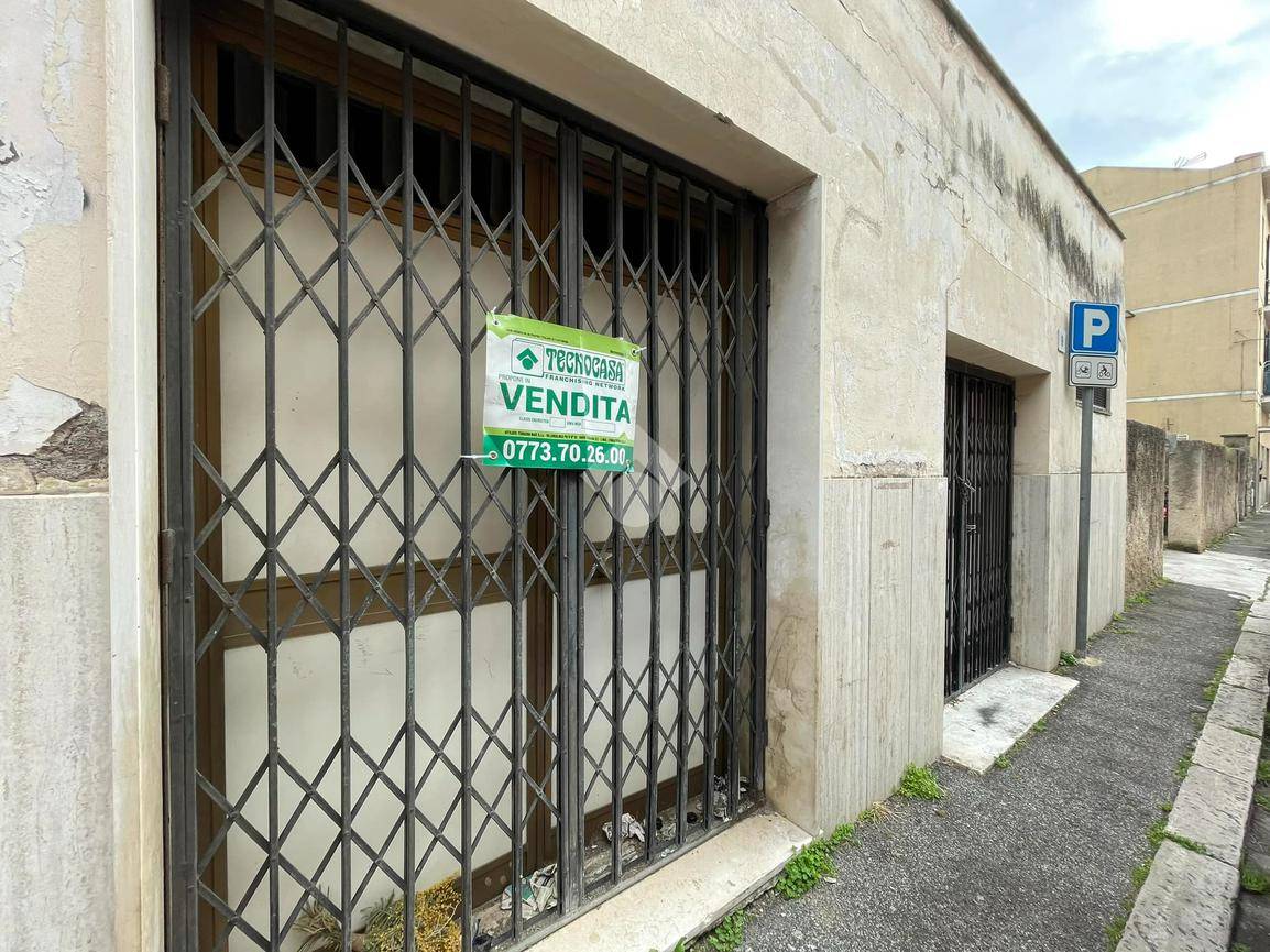 Locale commerciale in Vendita
