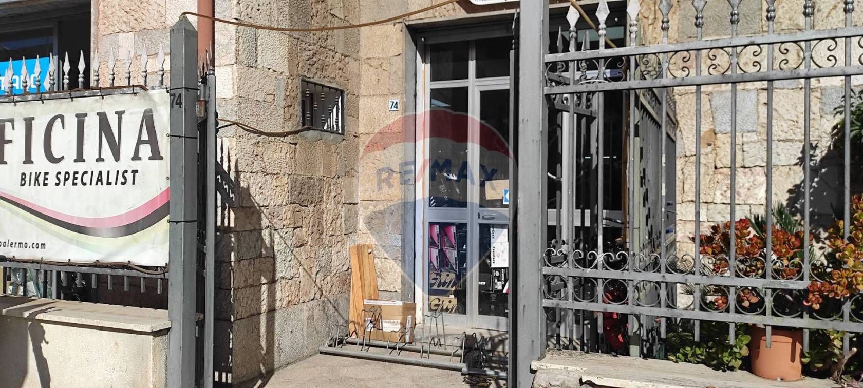 Locale commerciale in Vendita