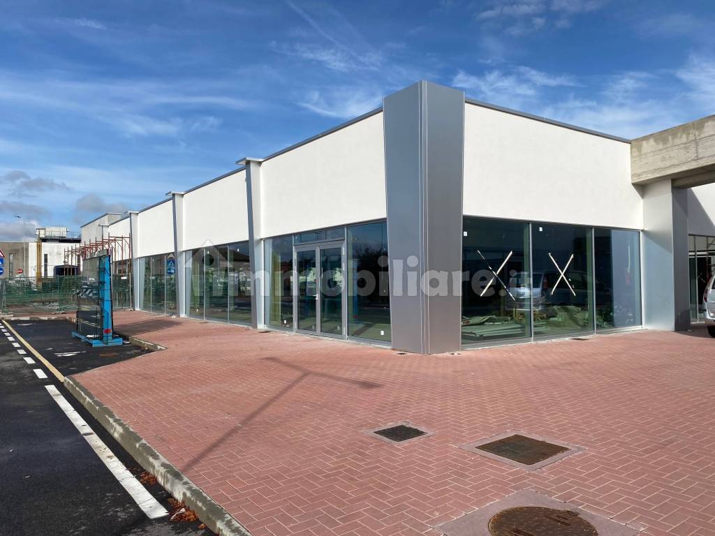 Locale commerciale via Enrico Fermi, Curno, Rif. 101782955 - Immobiliare.it