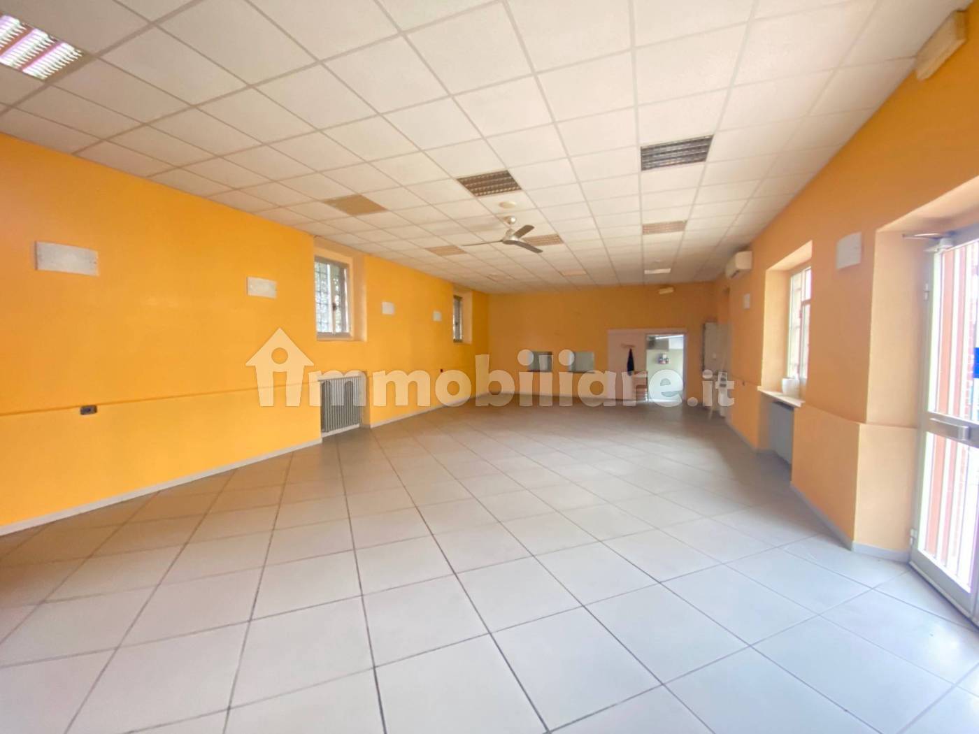 Locale commerciale in Vendita