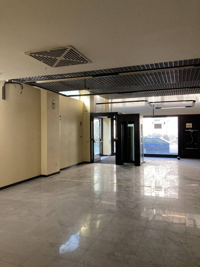 Locale commerciale in Vendita