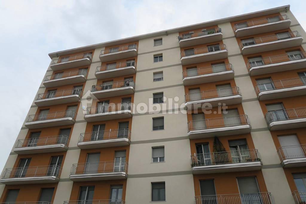 Trilocale via Gian Battista Magistrini 11, Centro, Momo