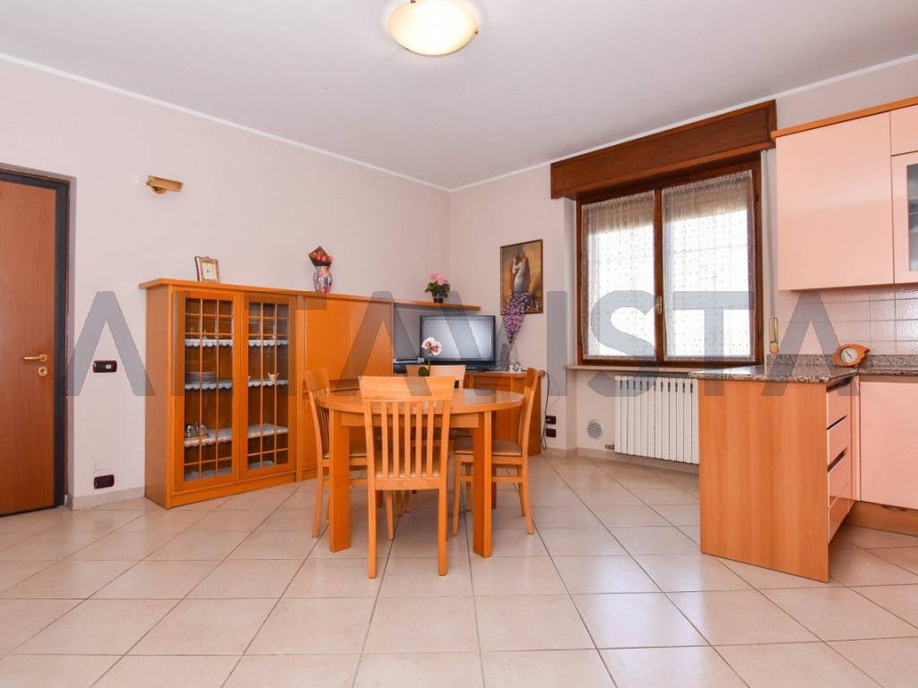 Vendita Appartamento Lonato del Garda. Quadrilocale in viale Roma. Ottimo stato, piano rialzato ...